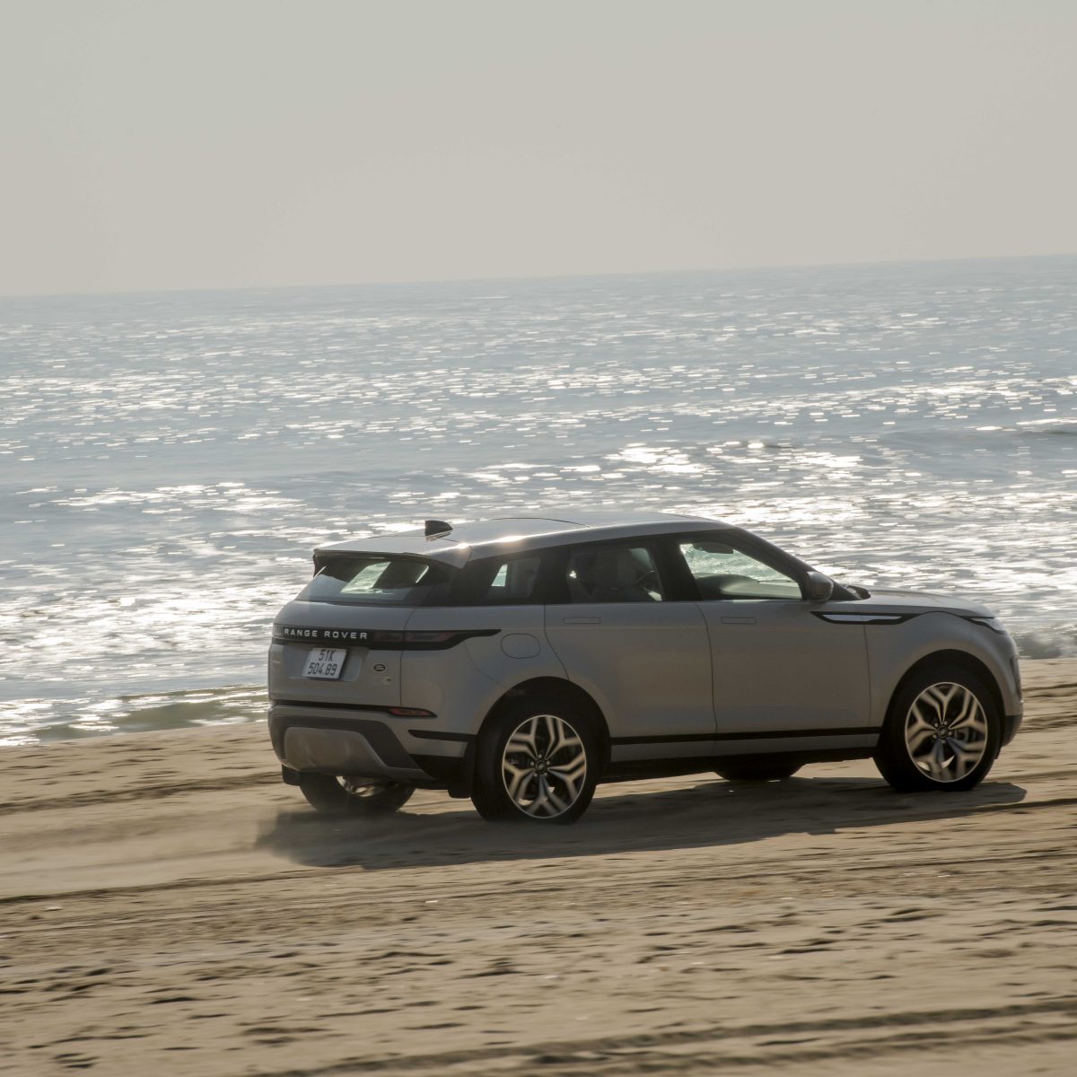 Mãn nhãn với màn trình diễn Range Rover drift trên bãi biển TUI BLUE ...